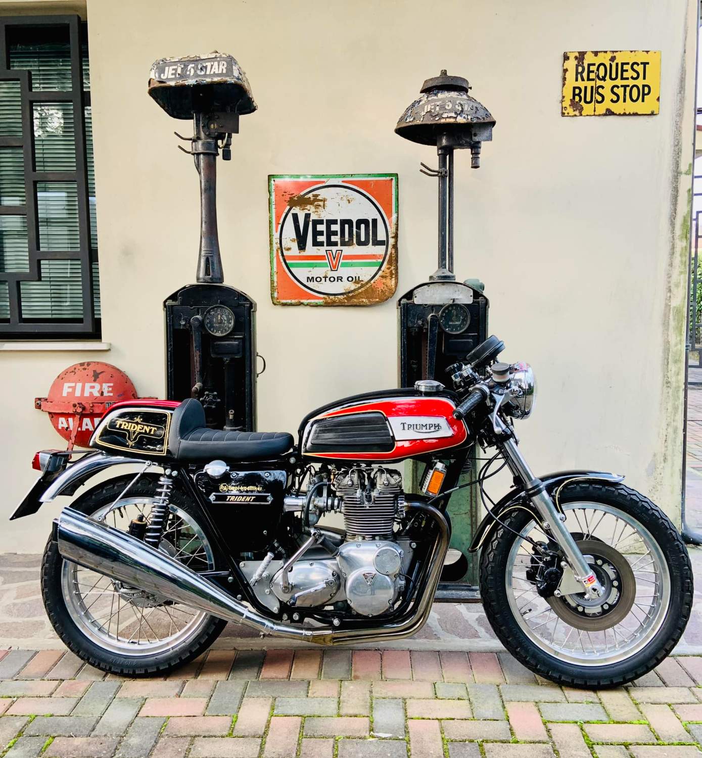 Solve Triumph Trident jigsaw puzzle online with 441 pieces