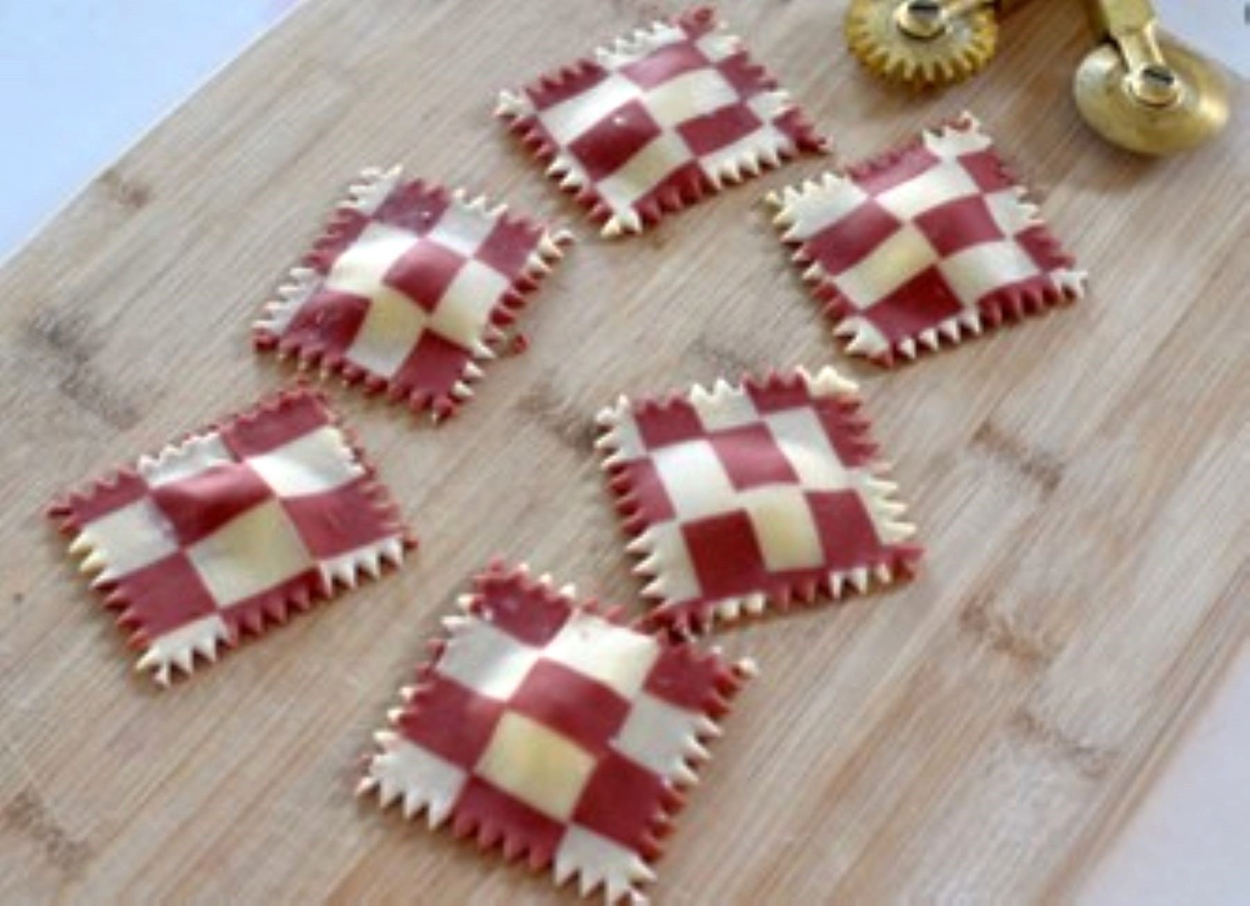 Solve Checkerboard Ravioli jigsaw puzzle online with 140 pieces