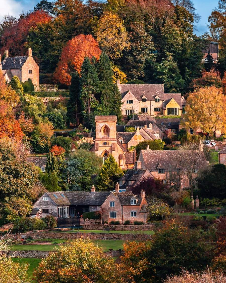 Solve Snowshill, Cotswold, England jigsaw puzzle online with 30 pieces