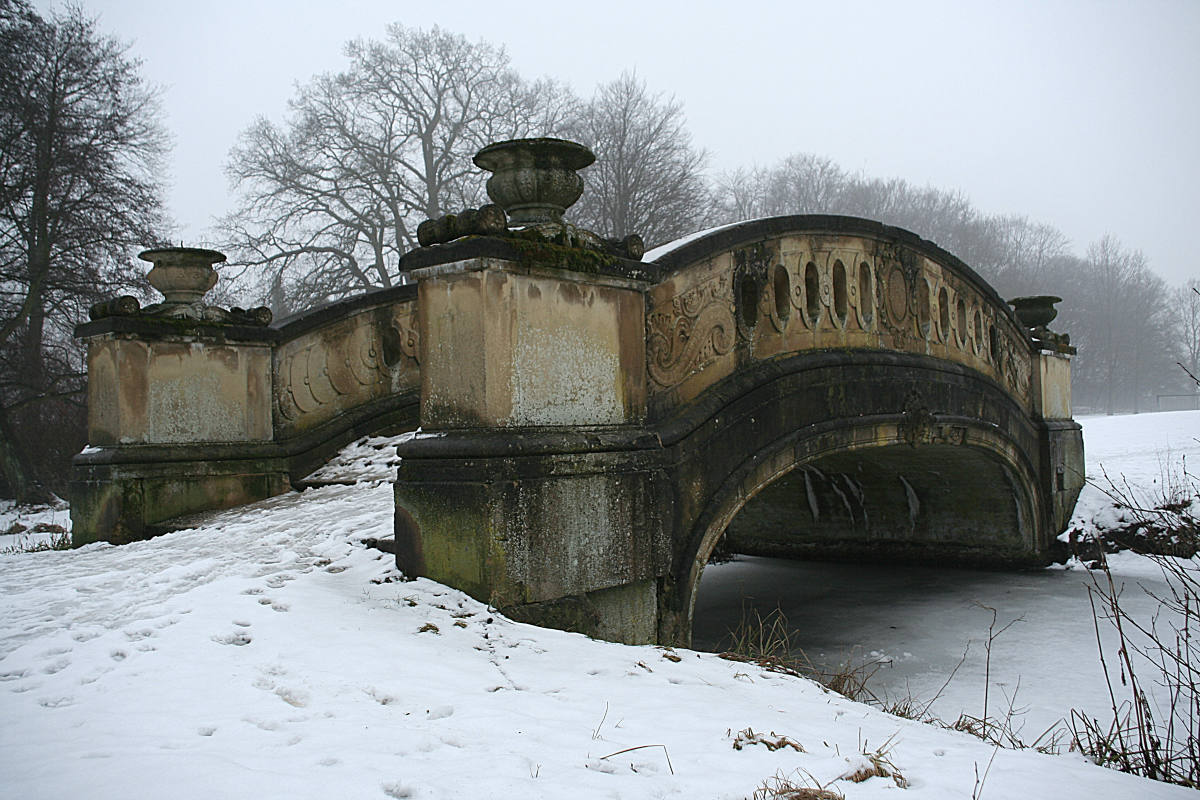 Solve Misty Bridge (medium) jigsaw puzzle online with 96 pieces
