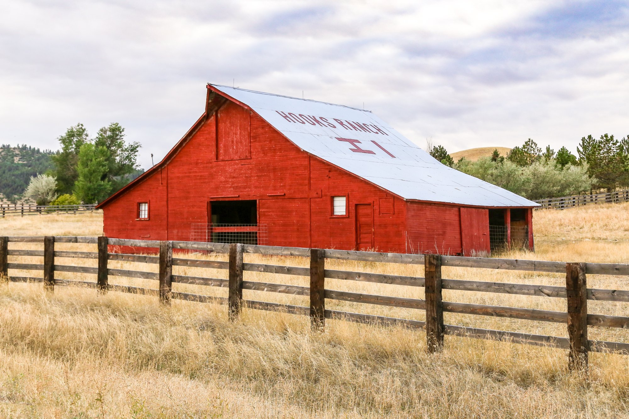 Solve HOOKS RANCH BARN jigsaw puzzle online with 96 pieces