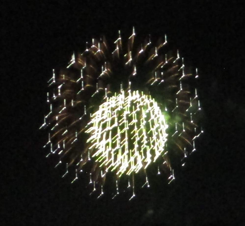 Solve Fireworks jigsaw puzzle online with 16 pieces