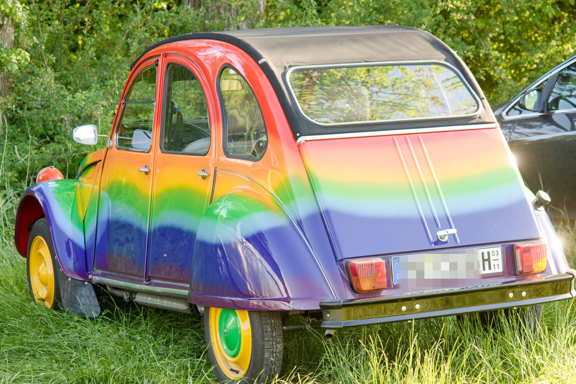 Solve Rainbow car jigsaw puzzle online with 216 pieces