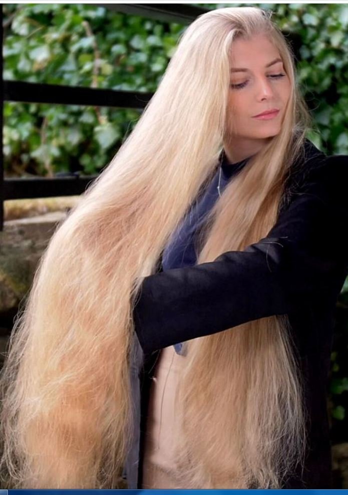Solve Beautiful blonde hair jigsaw puzzle online with 35 pieces