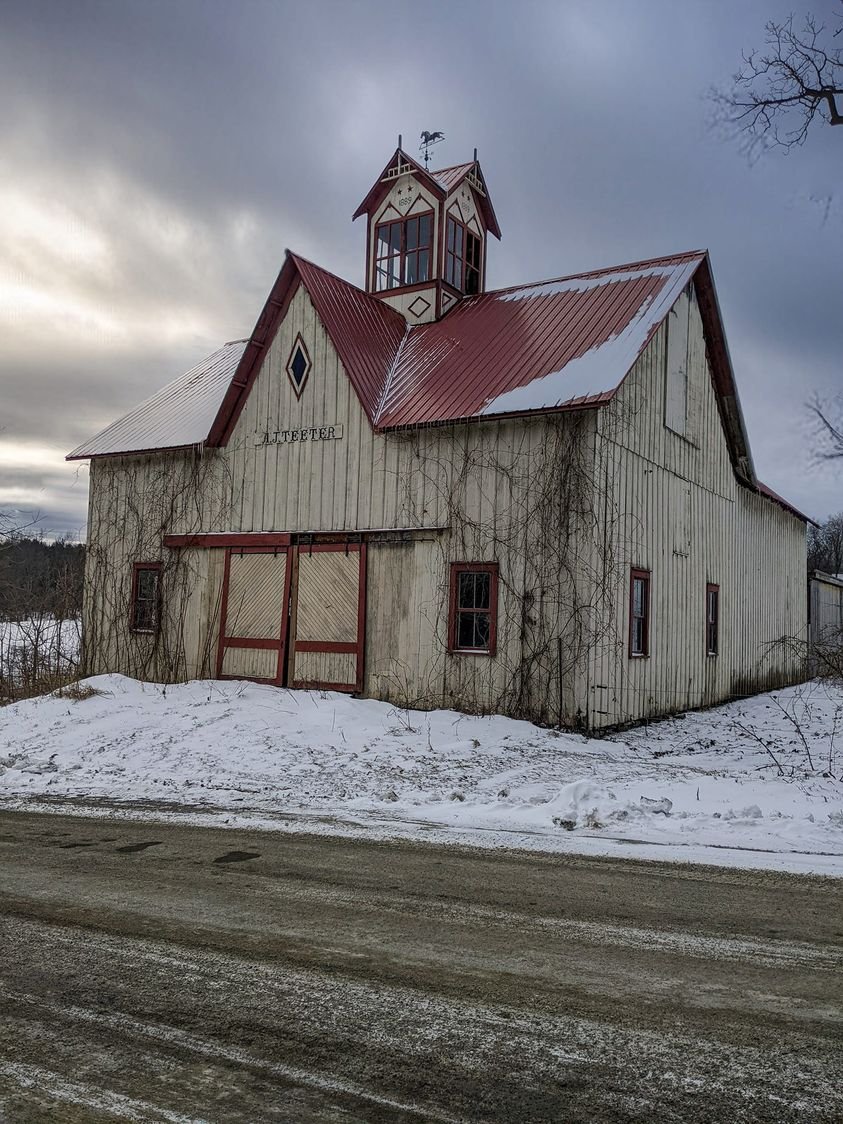 Solve Ithaca NY Barn jigsaw puzzle online with 252 pieces