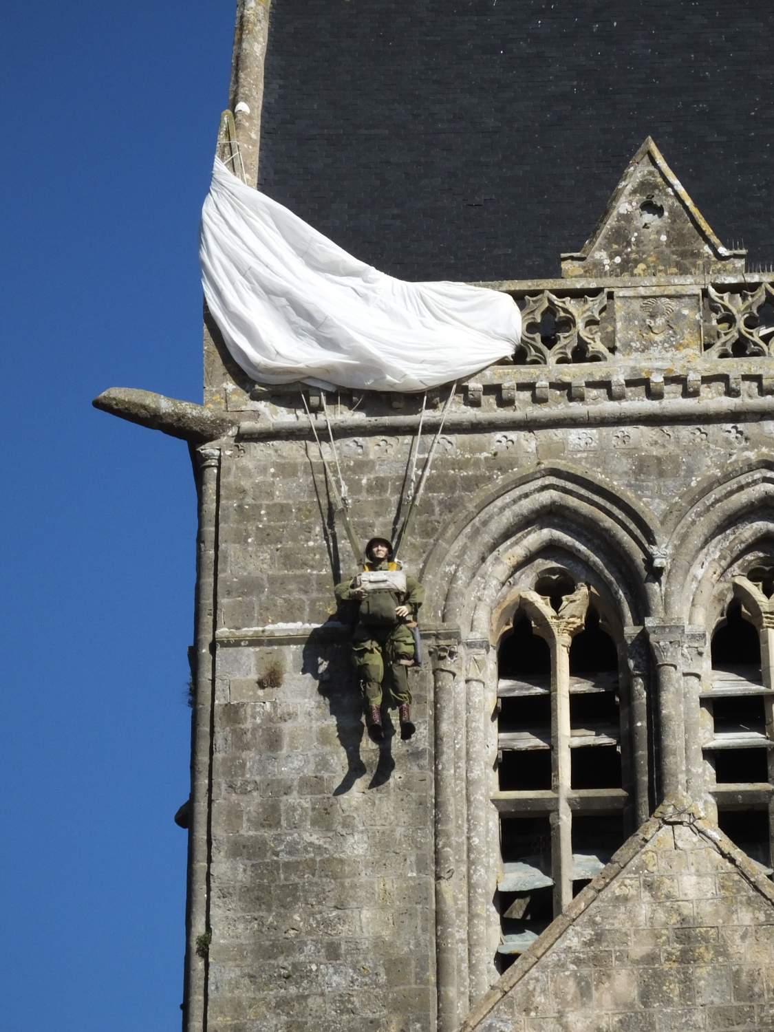 Solve Paratrooper, Sainte-Mère-Église jigsaw puzzle online with 154 pieces