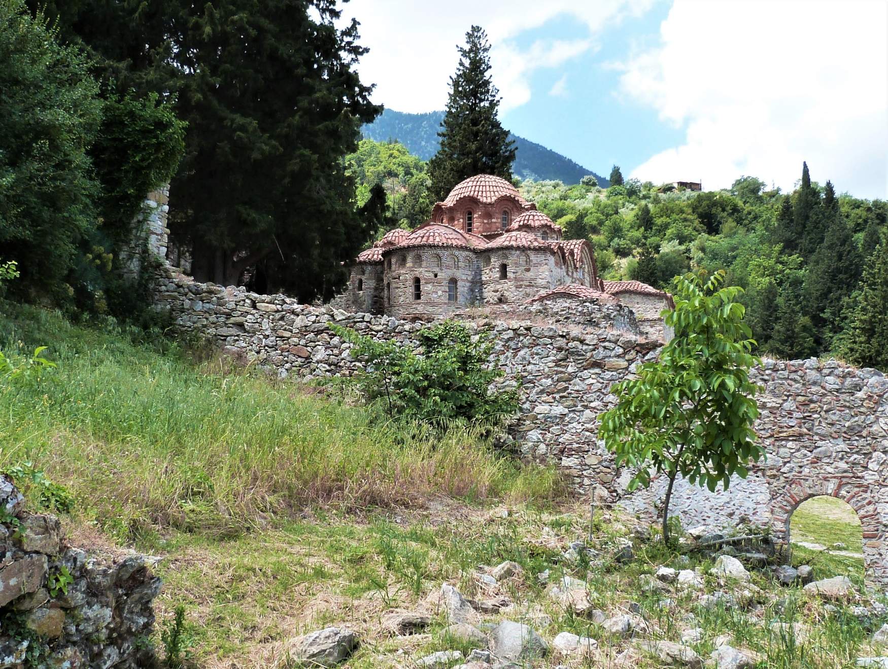Solve Ruins at Mystras, Greece jigsaw puzzle online with 154 pieces
