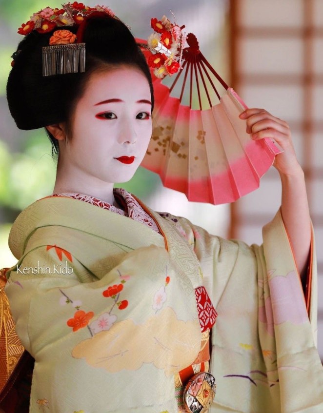 Solve Maiko in January dancing jigsaw puzzle online with 168 pieces