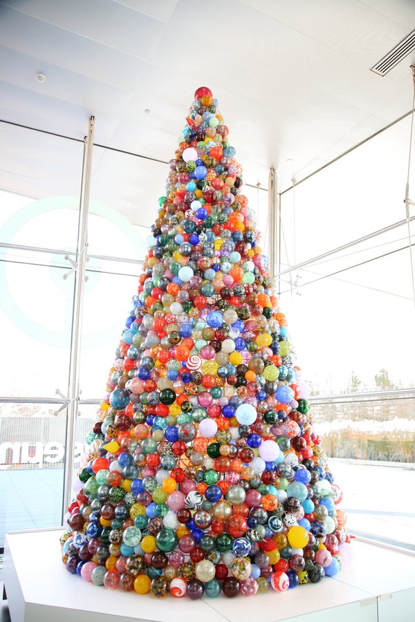 Solve 14 Feet Tall Corning Glass Museum Christmas Tree Of 2,000 Unique ...