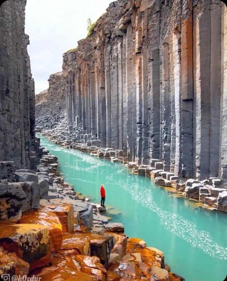 Solve Basalt columns in Iceland jigsaw puzzle online with 42 pieces