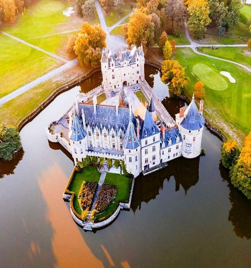 Solve 15th Century French Castle jigsaw puzzle online with 72 pieces