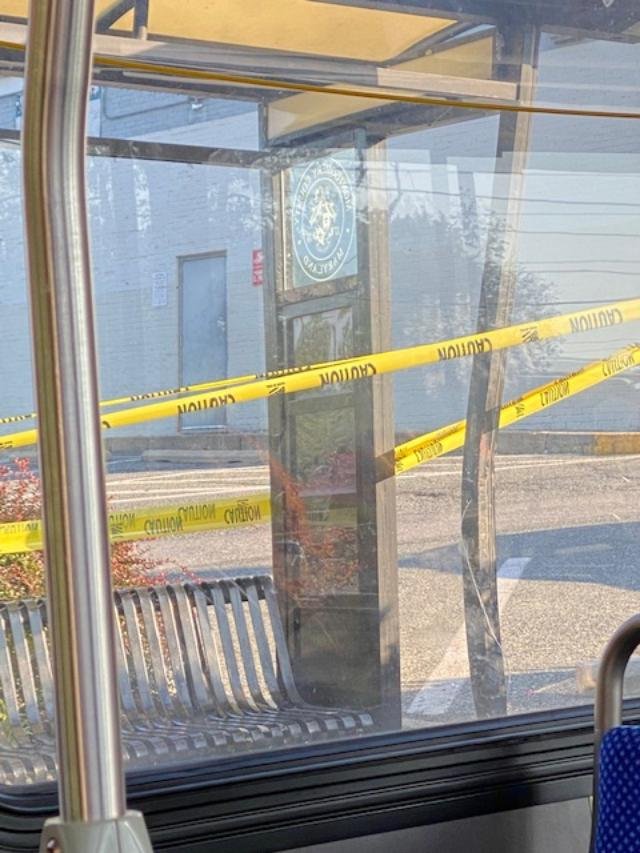 Solve A bus stop jigsaw puzzle online with 20 pieces