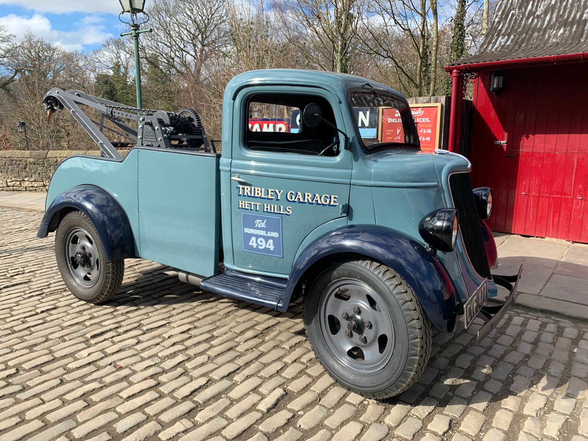 Solve 1936 Fordson Breakdown Truck jigsaw puzzle online with 108 pieces