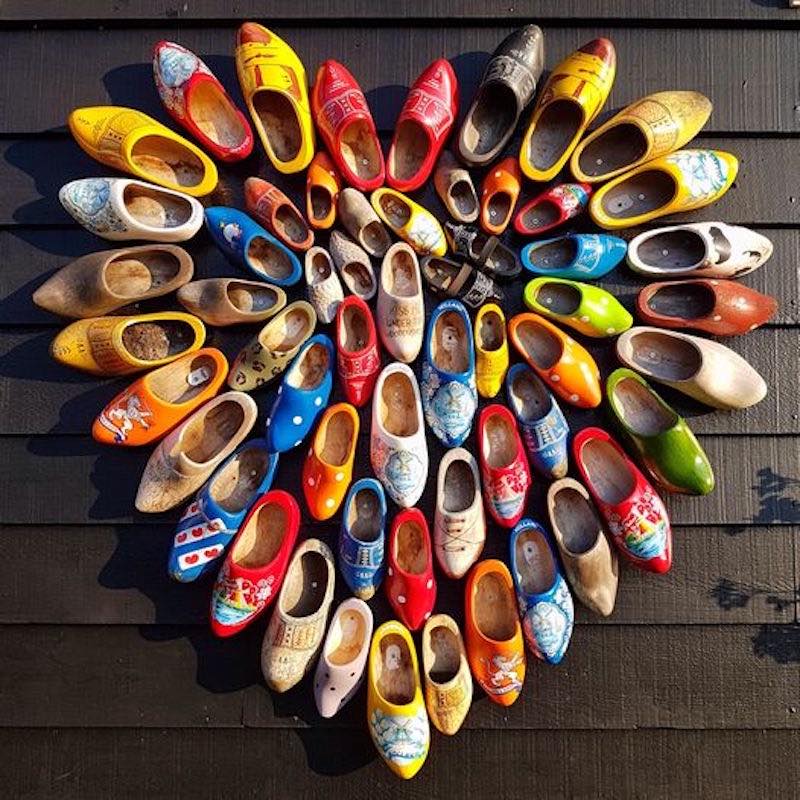 Solve heart of wooden shoes jigsaw puzzle online with 100 pieces