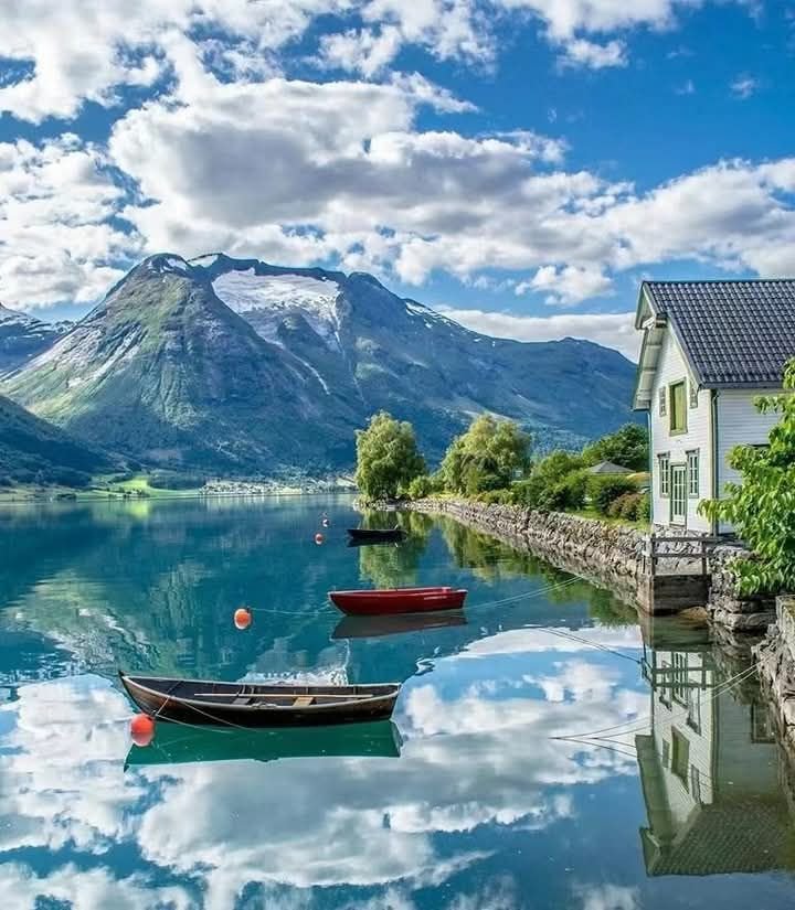 Solve What a beautiful scenery🇳🇴 jigsaw puzzle online with 90 pieces