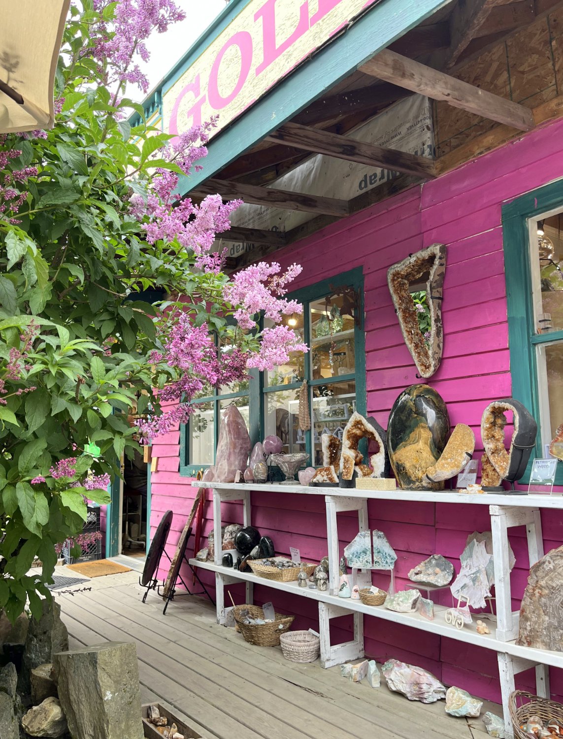 Solve Back Alley Rock Shop jigsaw puzzle online with 88 pieces