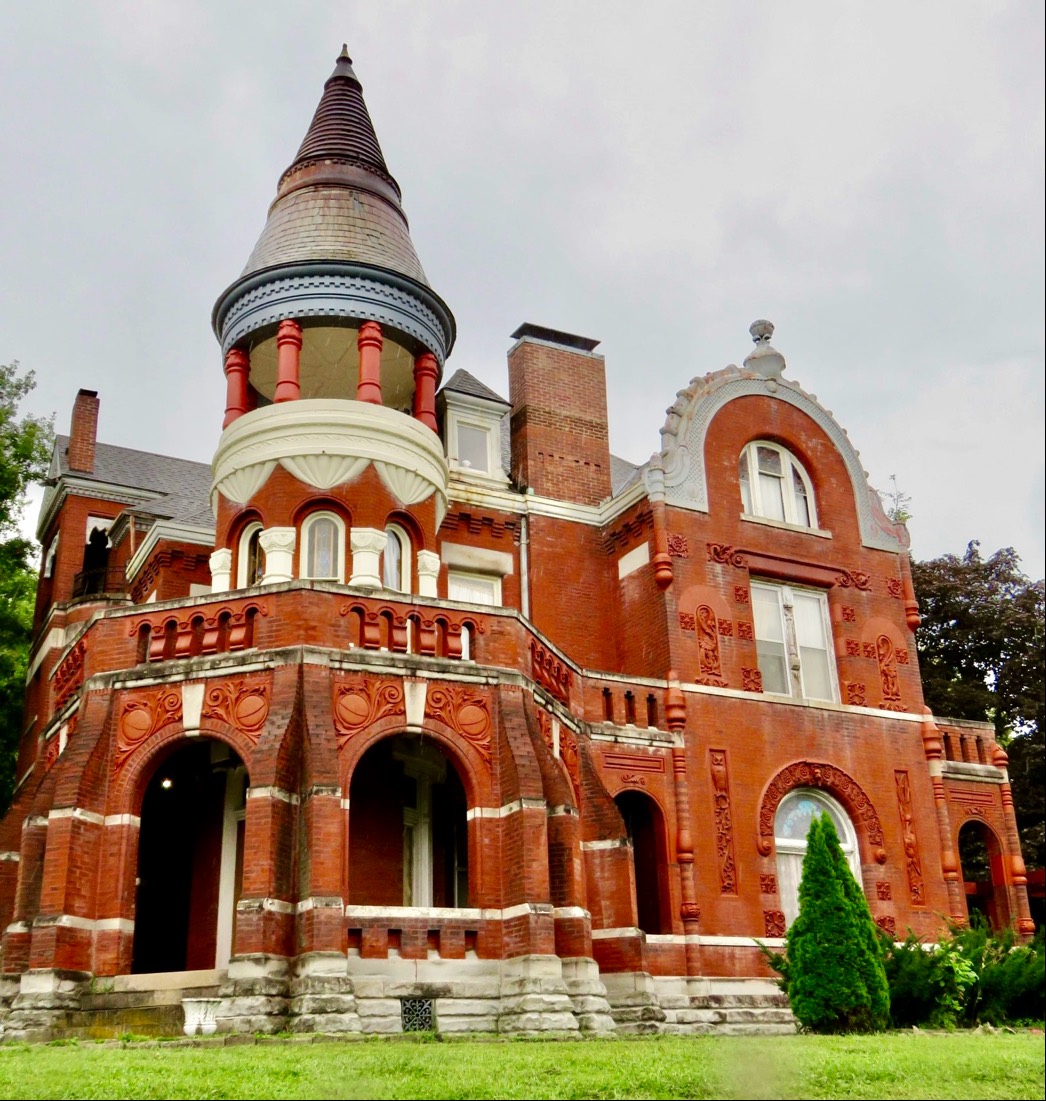 Solve The red mansion, MO jigsaw puzzle online with 110 pieces