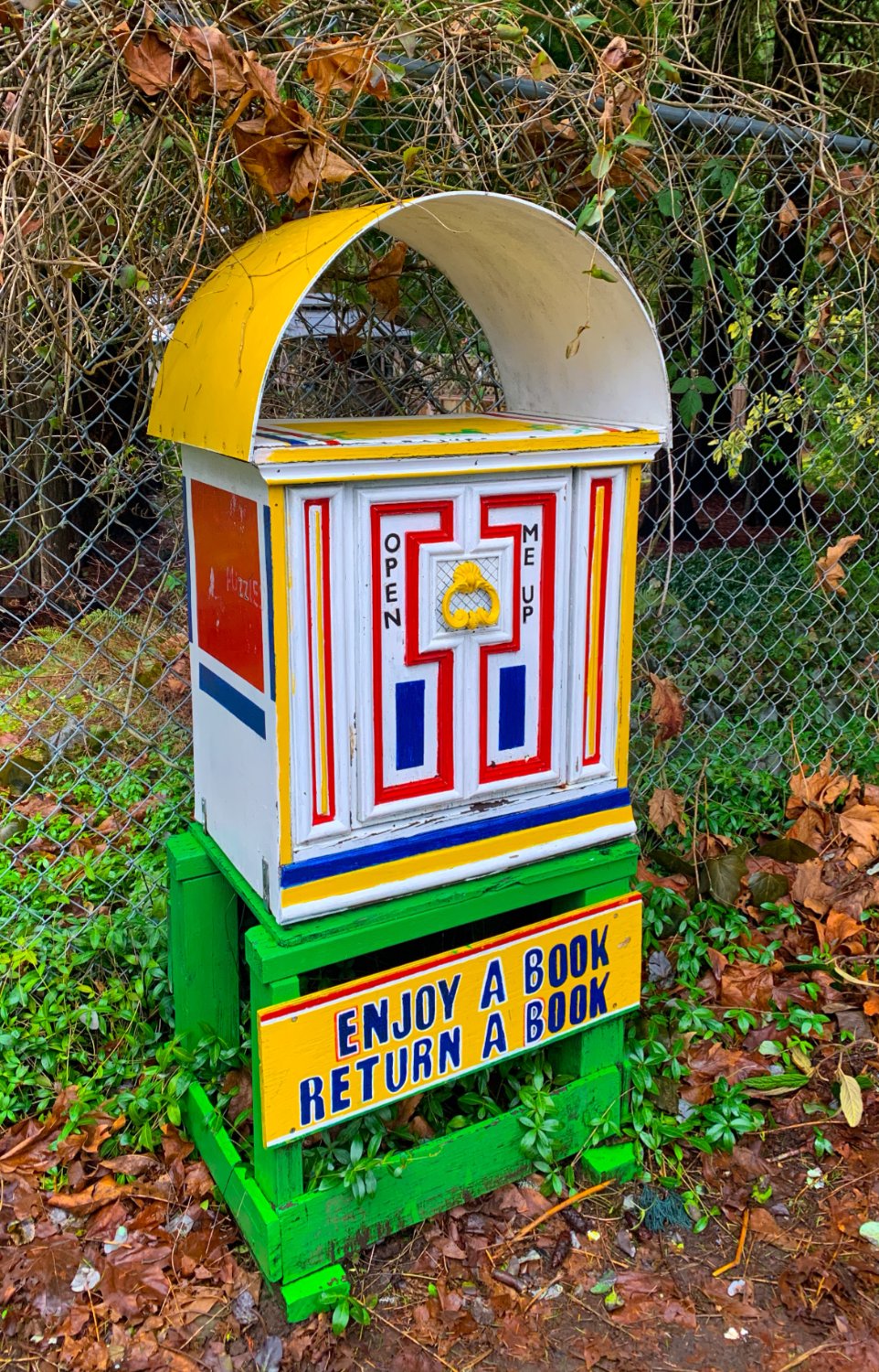 Solve A colorful Little Free Library jigsaw puzzle online with 150 pieces