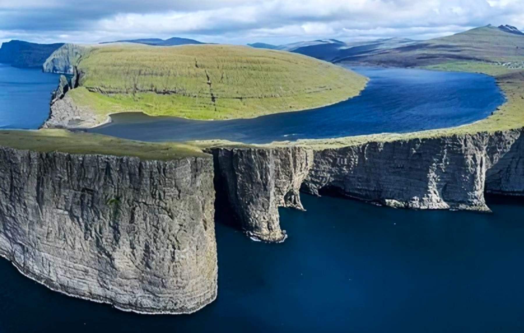 Solve Sørvágsvatn, the lake that hangs over the ocean- Faroe Islands ...