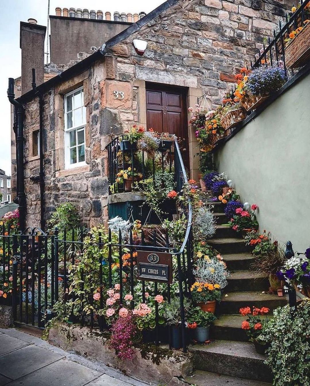 Solve 33 N W Circus Place, Stockbridge, Edinburgh jigsaw puzzle online ...