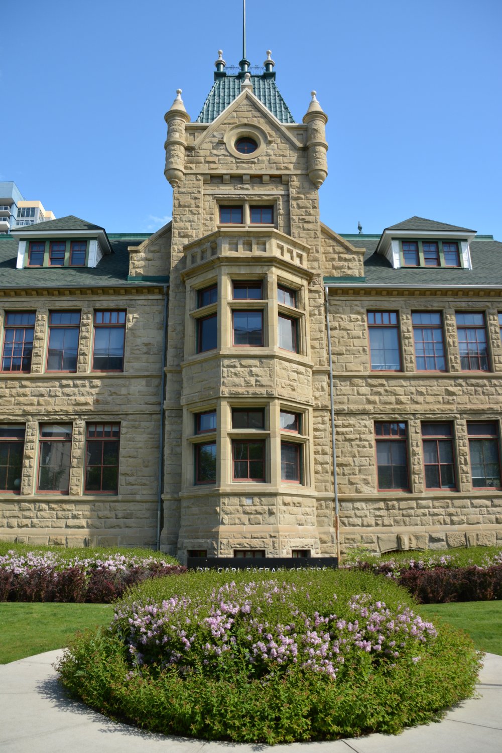 Solve Sandstone building, Calgary jigsaw puzzle online with 96 pieces