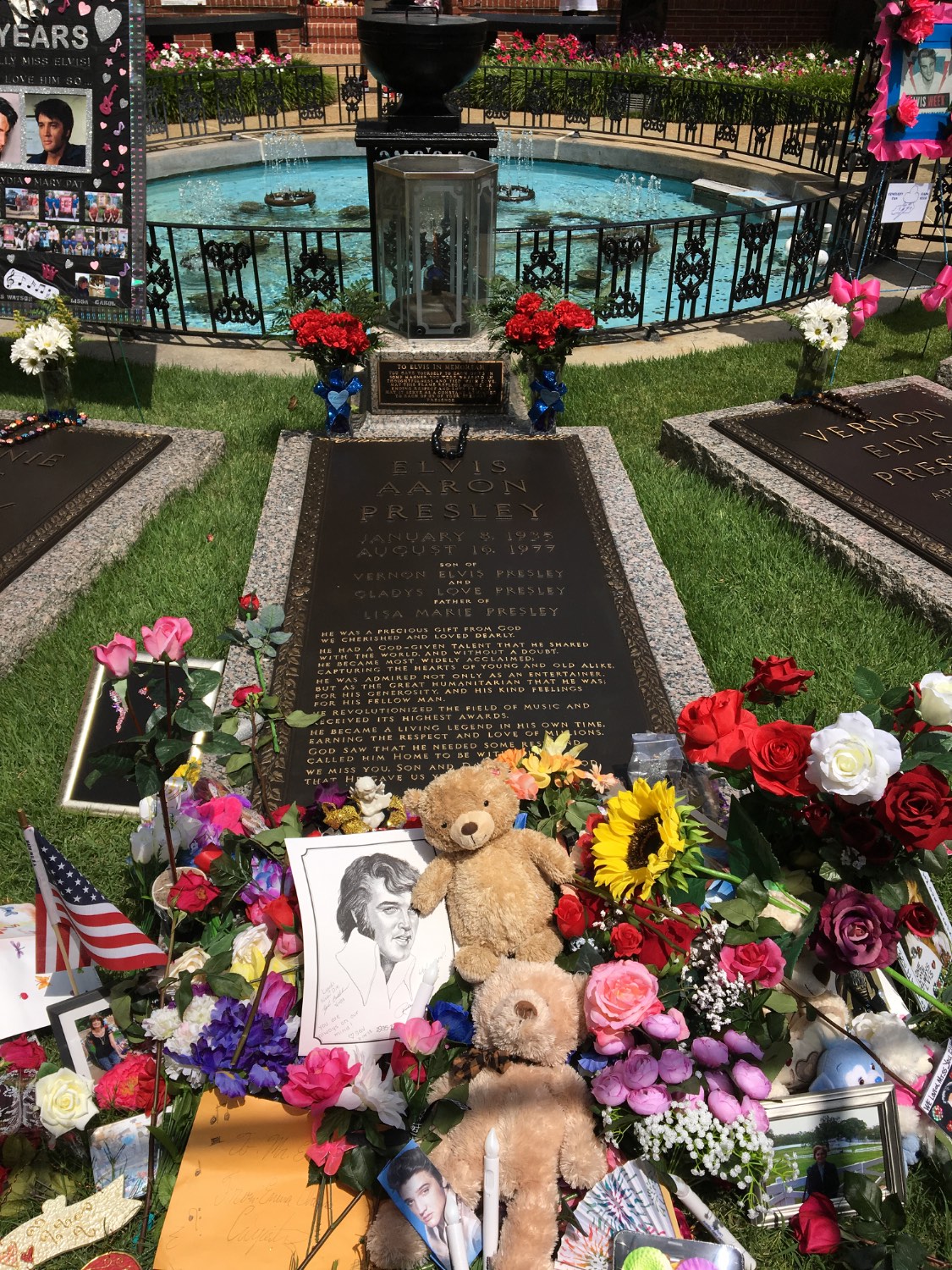 Solve RIP Elvis jigsaw puzzle online with 130 pieces