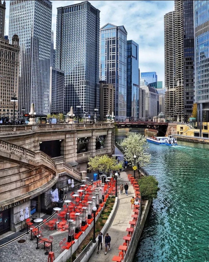 Solve Chicago 20 piece jigsaw puzzle online with 20 pieces