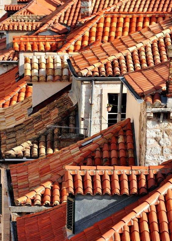 Solve Everyone has tiled roof jigsaw puzzle online with 108 pieces