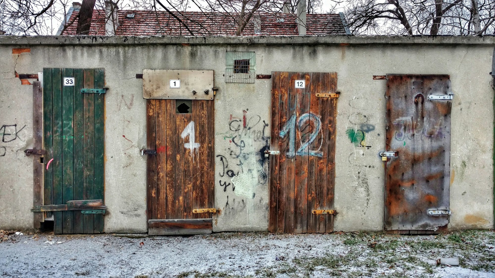 Solve doors with numbers jigsaw puzzle online with 153 pieces