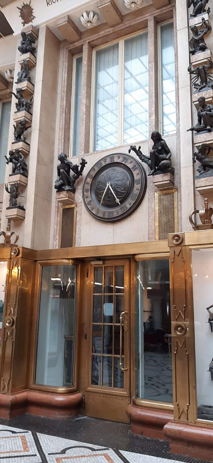 Solve Vstup do paláce Adria v Praze - Entrance to the Adria Palace in ...