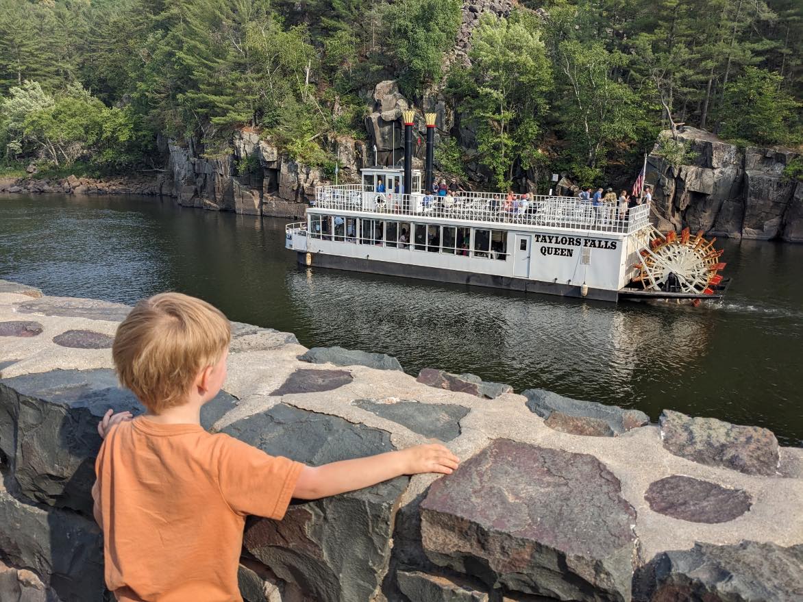 Solve Watching the riverboat jigsaw puzzle online with 20 pieces