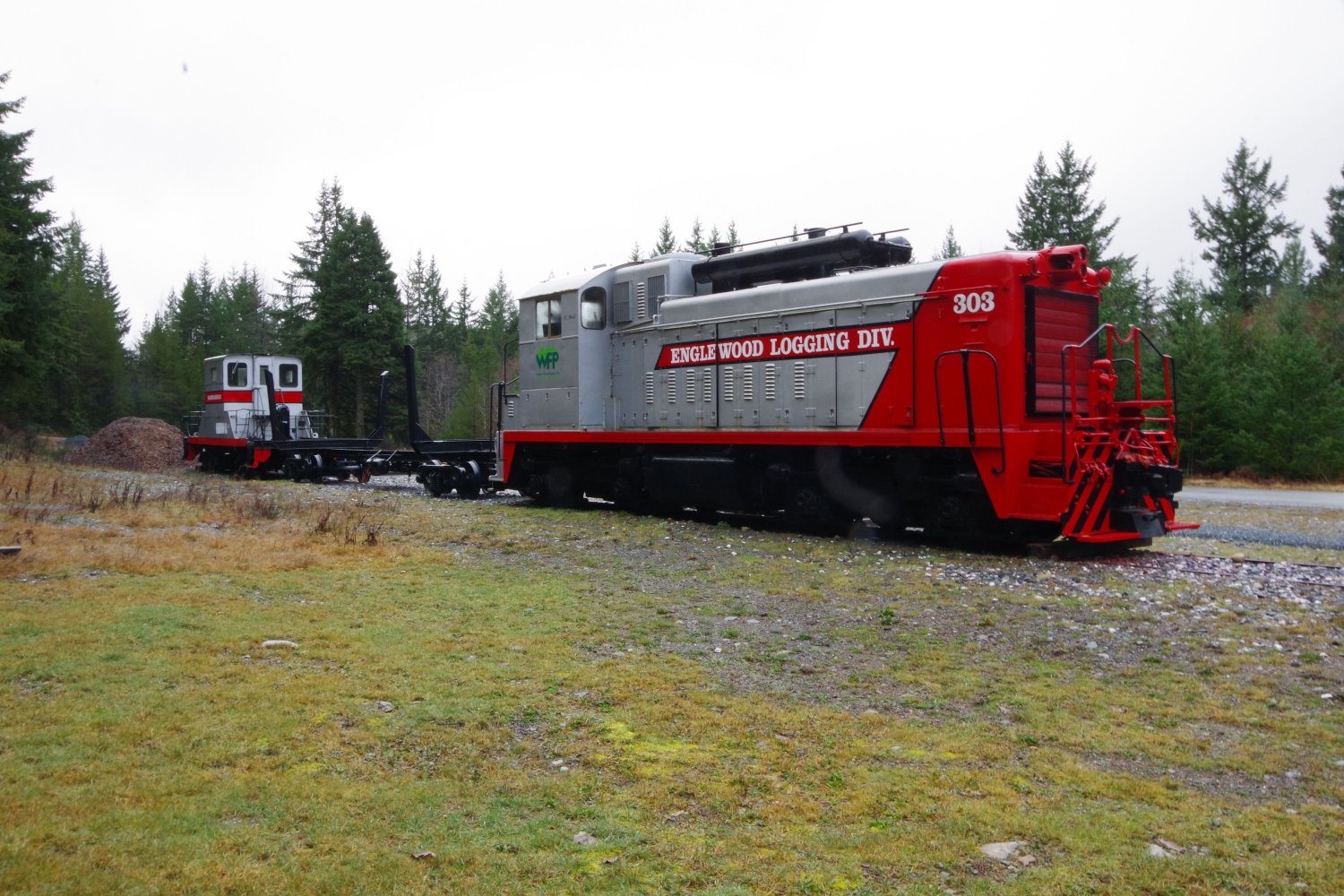 Solve Restored Diesel logging engine jigsaw puzzle online with 15 pieces