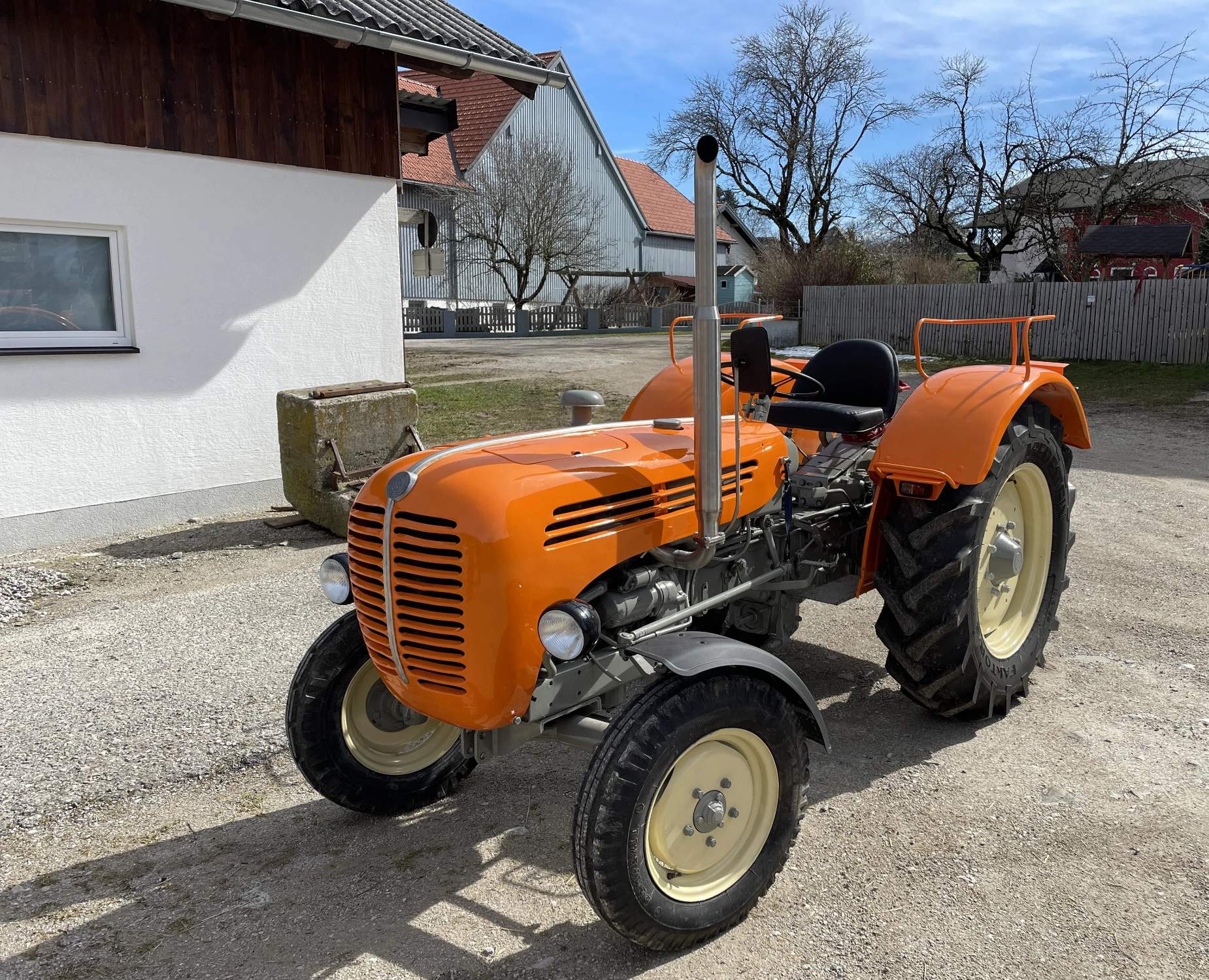 Solve Little Orange Tractor jigsaw puzzle online with 208 pieces