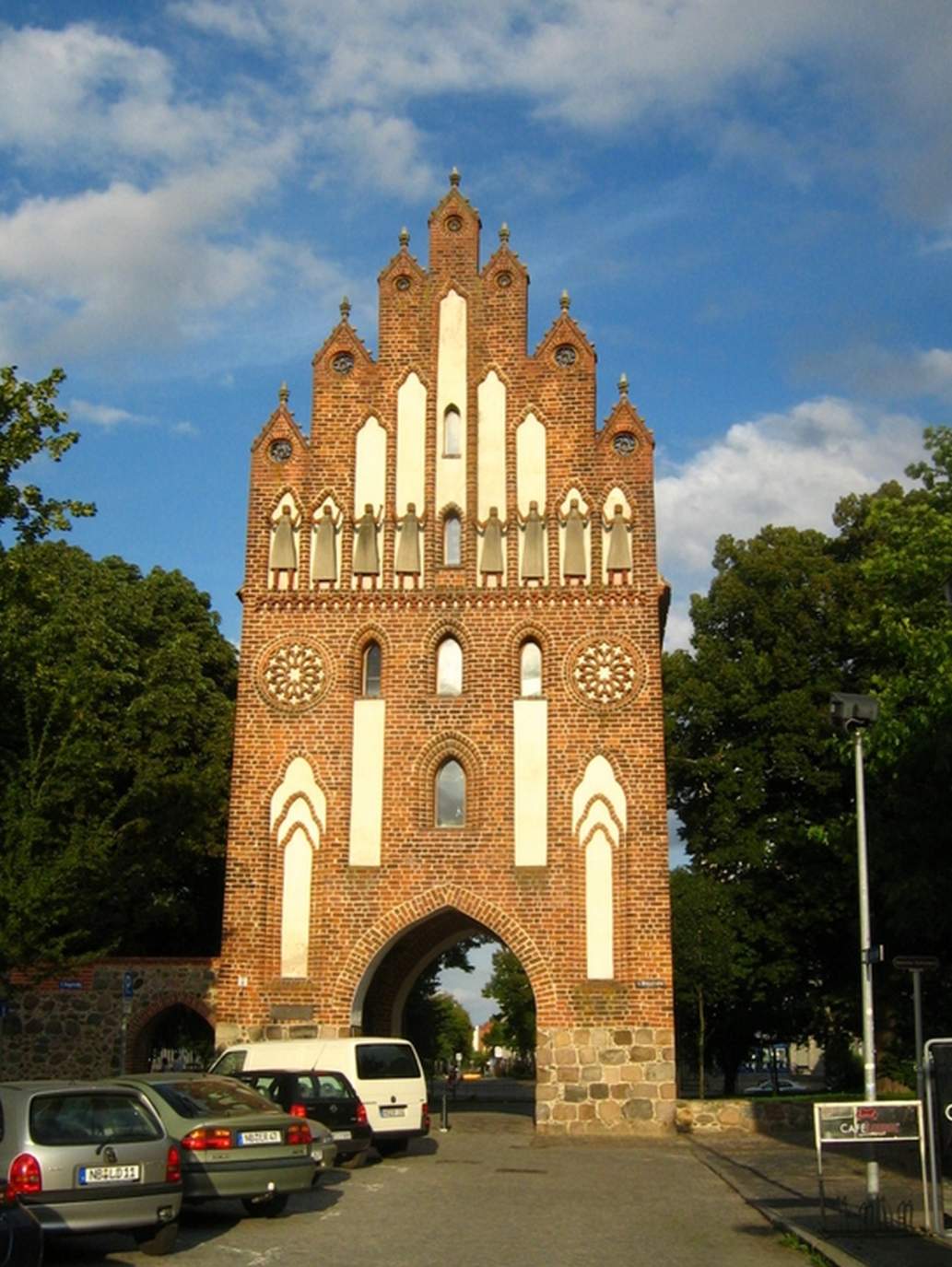 Solve Neubrandenburg, Neues Tor jigsaw puzzle online with 88 pieces