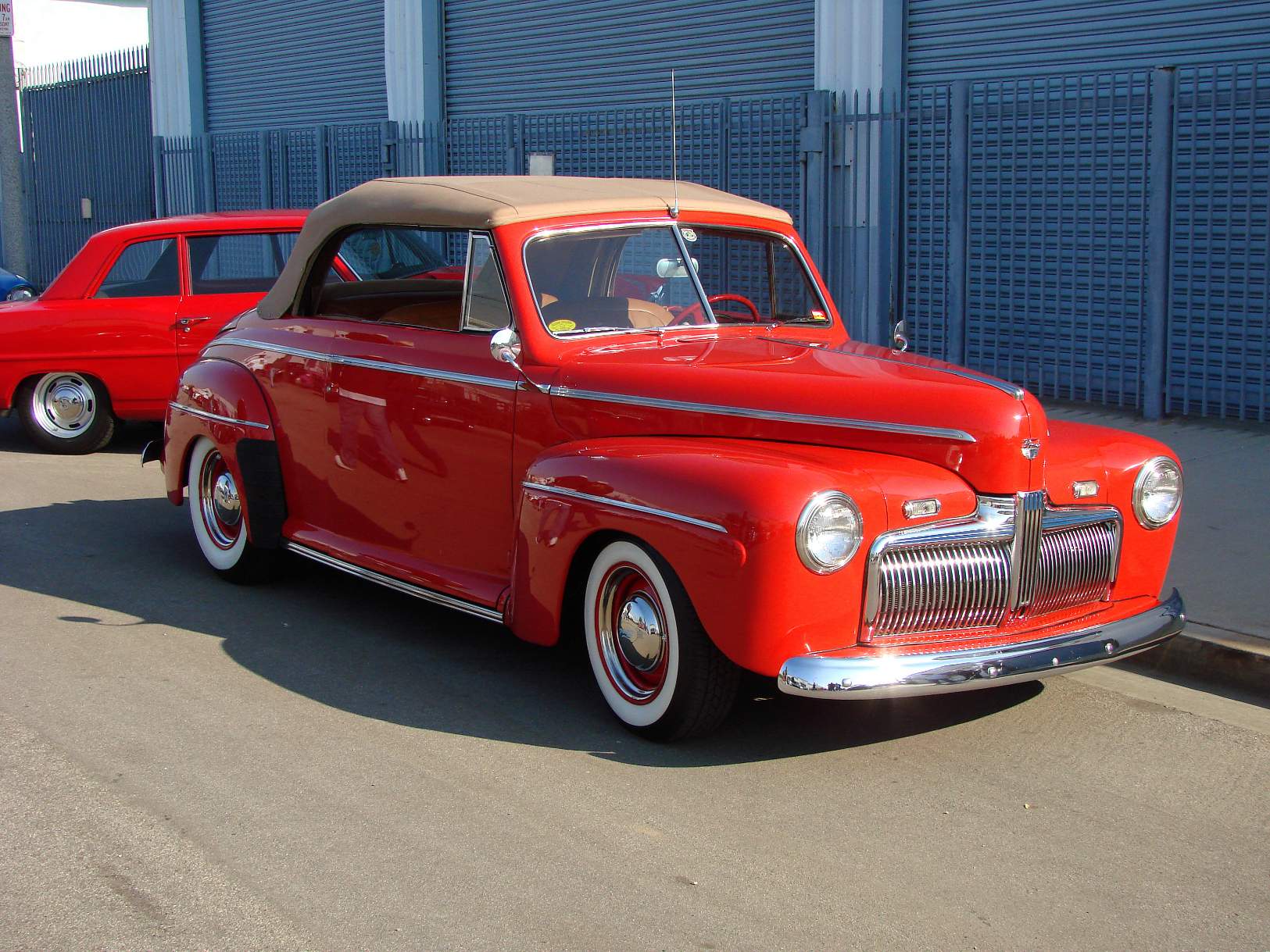 Solve 1942 Ford Convertible jigsaw puzzle online with 130 pieces