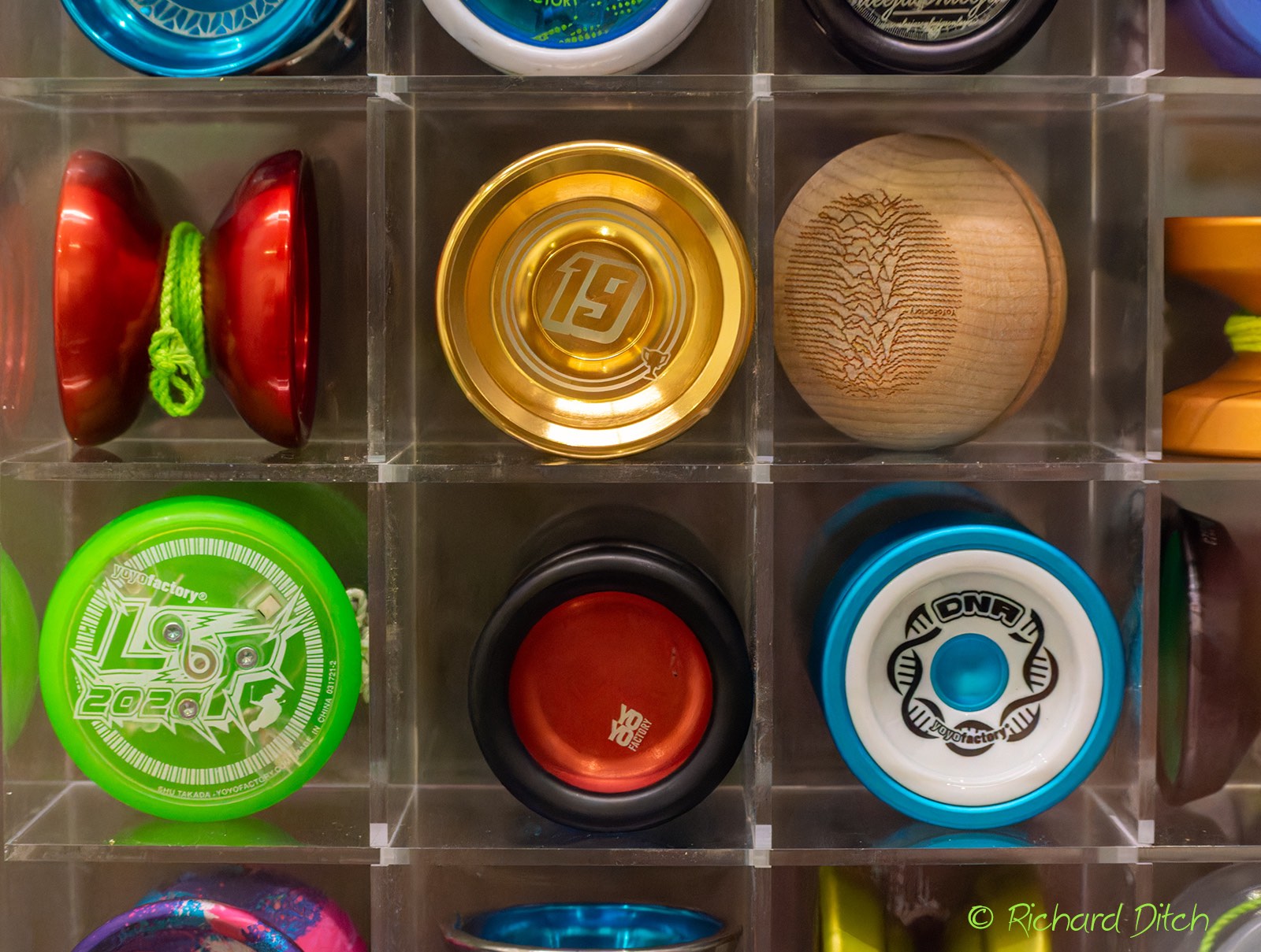 Solve Yo-Yo group #2 jigsaw puzzle online with 88 pieces