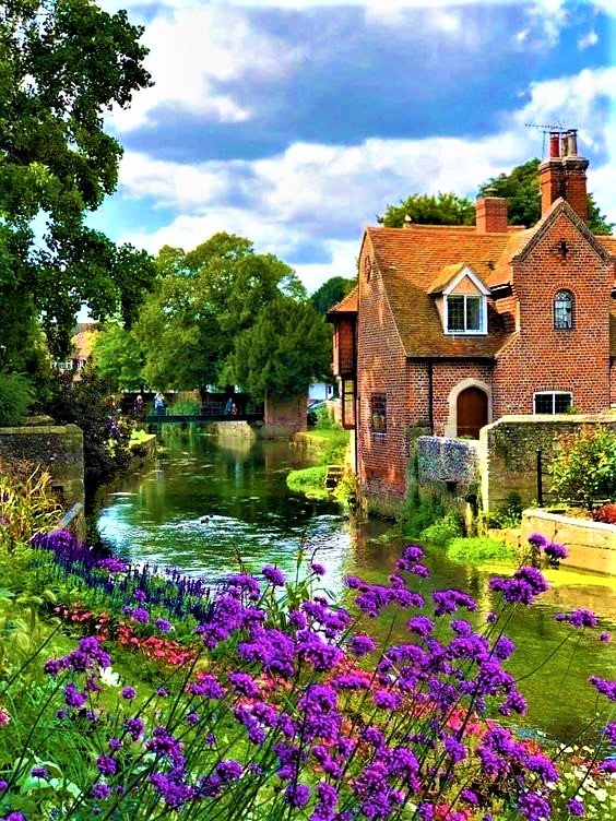 Solve England jigsaw puzzle online with 63 pieces