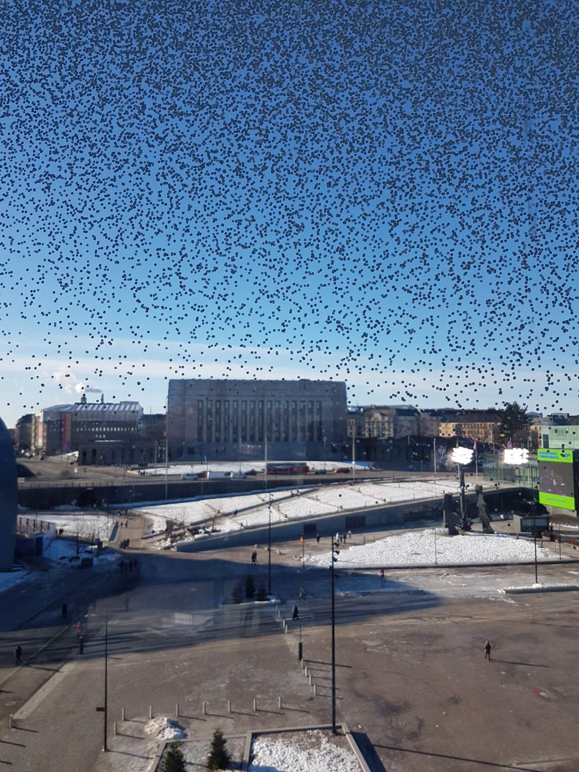 Solve Eduskuntatalo Oodista jigsaw puzzle online with 192 pieces