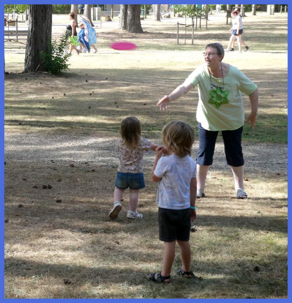 Solve Playing Frisbee with the kids. Frisbee spelen met de kinderen ...