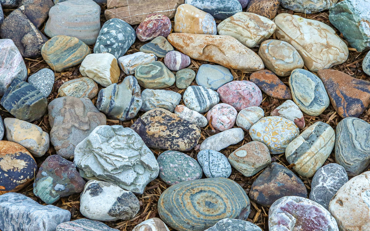 Solve COLORFUL ROCKS jigsaw puzzle online with 77 pieces