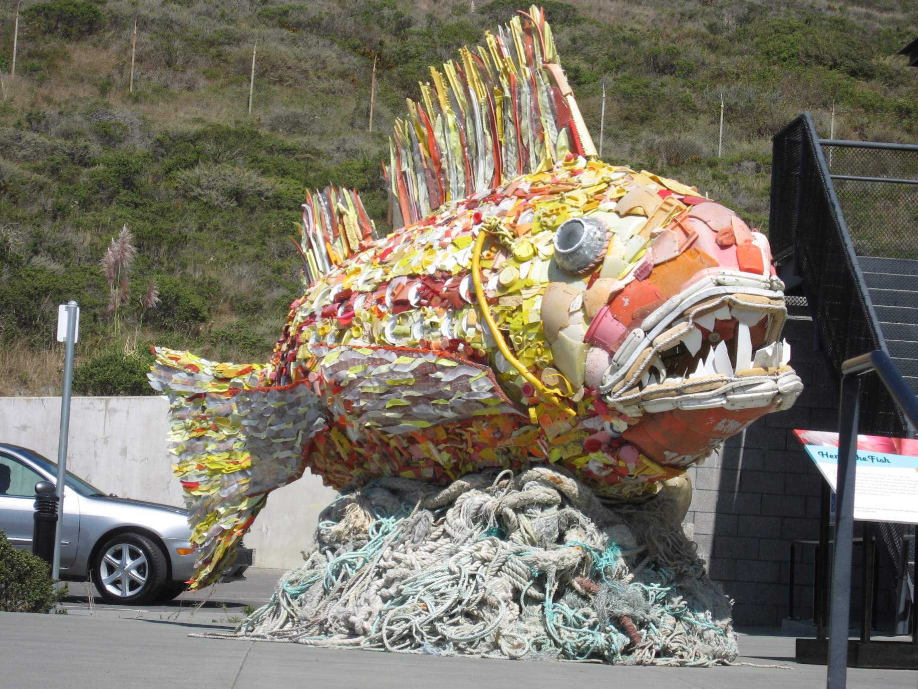 Solve garbage sculpture jigsaw puzzle online with 176 pieces