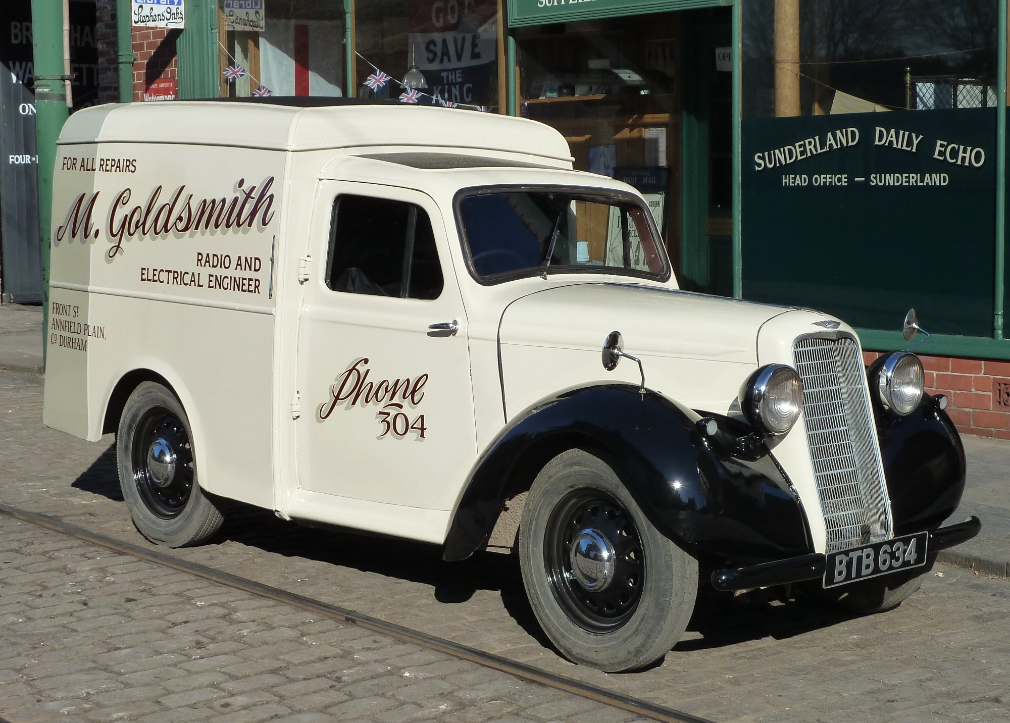 Solve 1933 Commer 8cwt Van jigsaw puzzle online with 204 pieces
