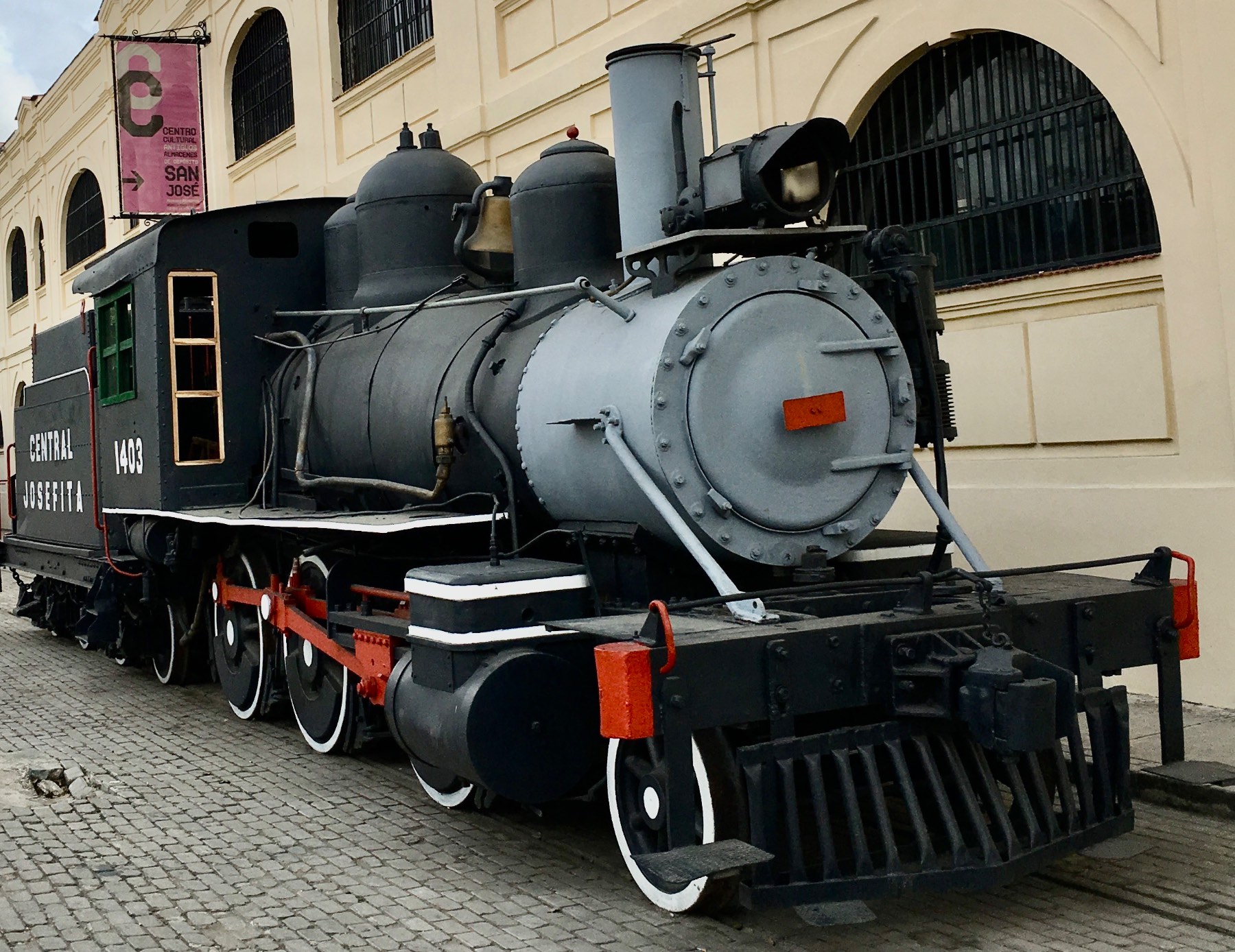 Solve Old Cuban steam engine 2 jigsaw puzzle online with 63 pieces