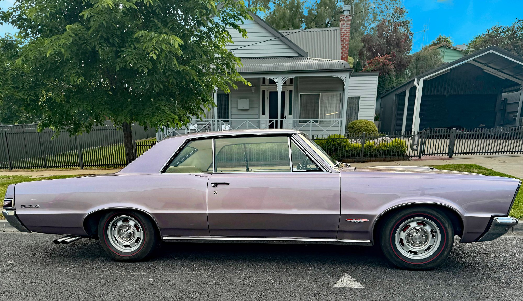 Solve Pontiac-Pink 1966 jigsaw puzzle online with 91 pieces