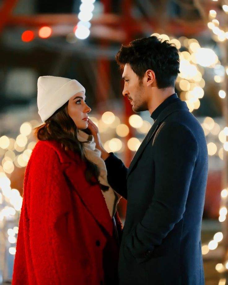 Solve Aşk Mantık İntikam - Esra & Ozan (3) jigsaw puzzle online with 195 pieces