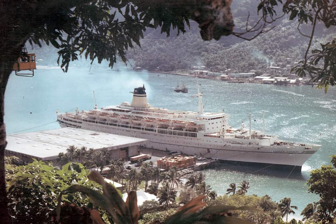 Solve Galileo Galilei at Pago Pago 1969 jigsaw puzzle online with 24 pieces