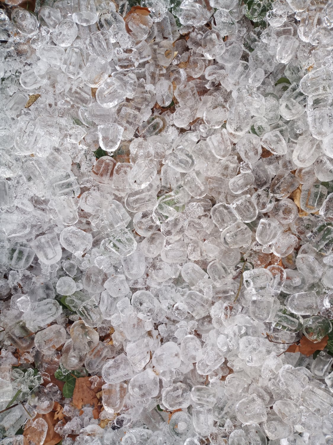 Solve Ice cube challenge jigsaw puzzle online with 99 pieces