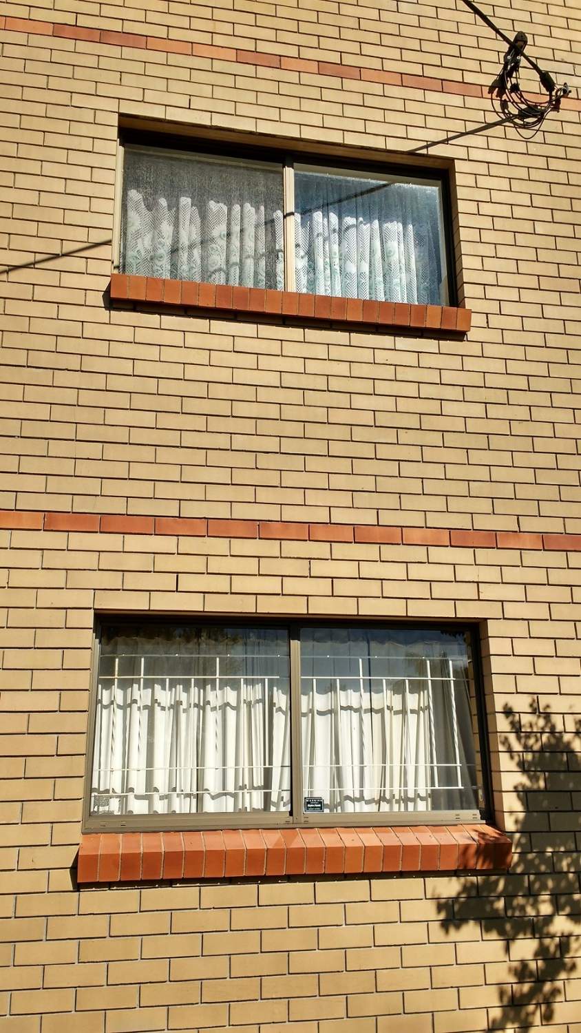 Jigsaw Puzzle | Two windows in a brick wall | 91 pieces | Jigidi