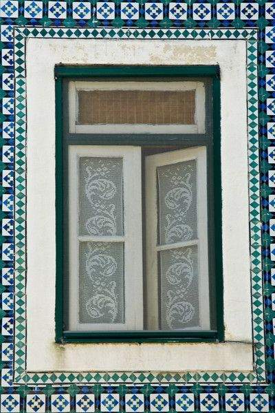 Solve BEAUTIFUL WINDOW jigsaw puzzle online with 70 pieces