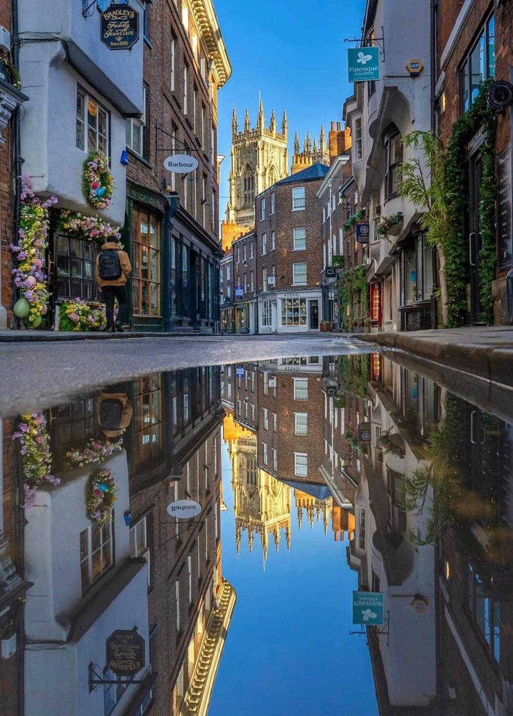 Solve Reflections of York jigsaw puzzle online with 117 pieces
